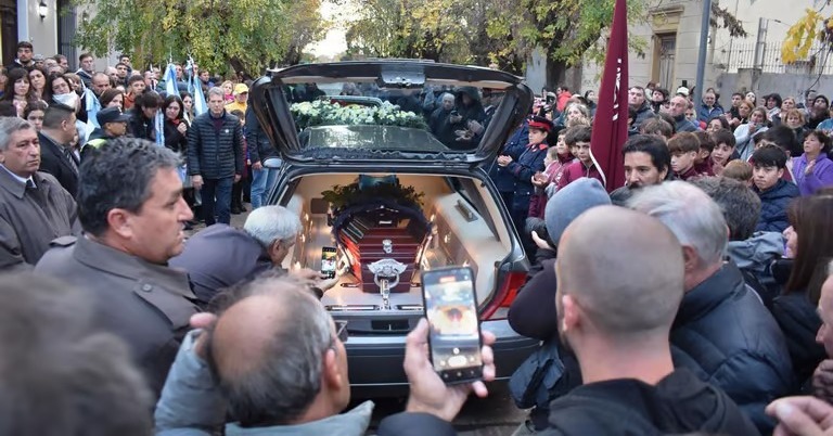 Así fue la emotiva despedida a Traverso: El dolor de familiares, amigos y vecinos en su último adiós